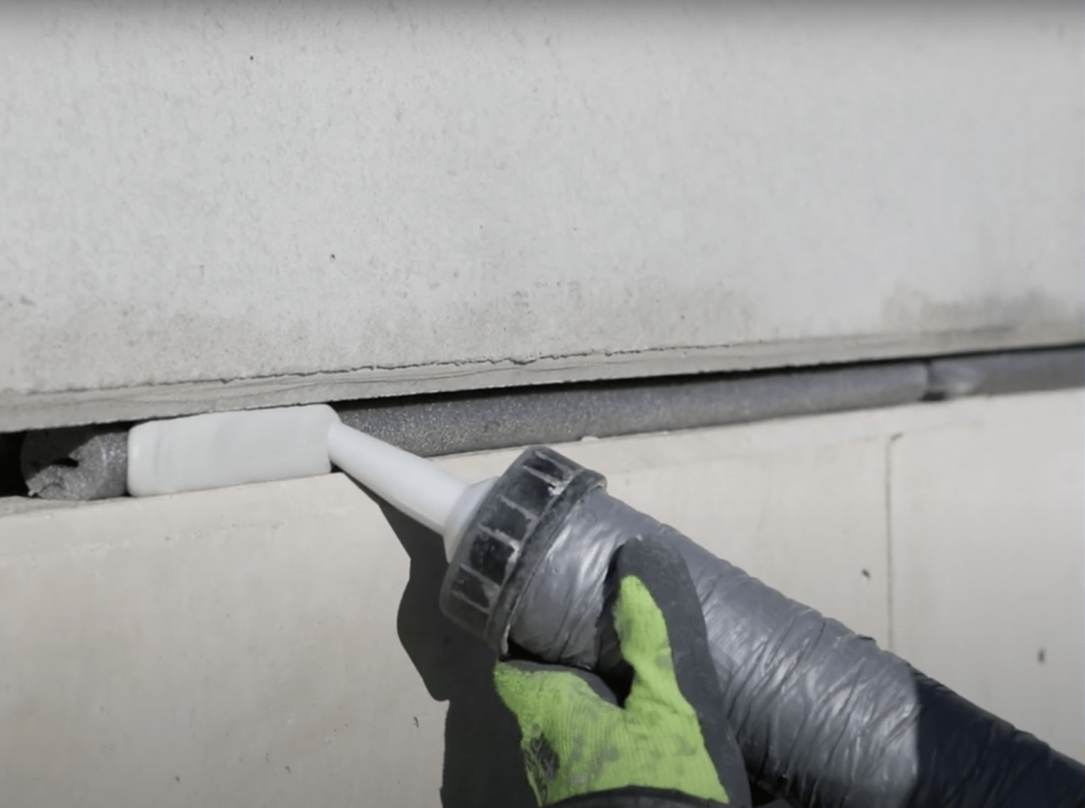 Šuvju hermetizācija - Dzelzsbetona paneļu šuvju hermetizācija